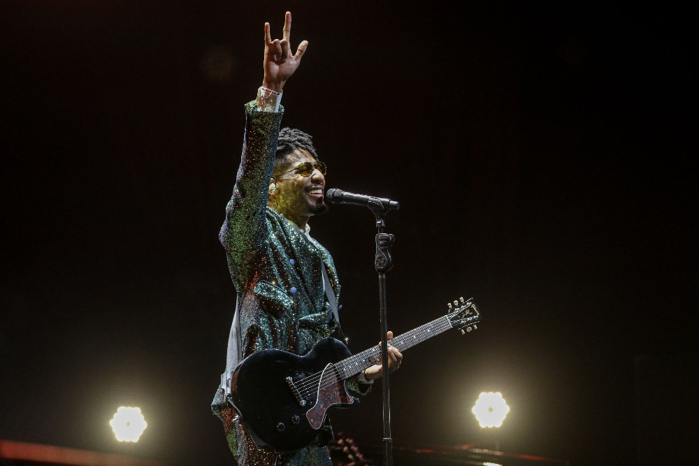 Jon Batiste tampil memukau di Java Jazz Festival 2026, tutup konser ...