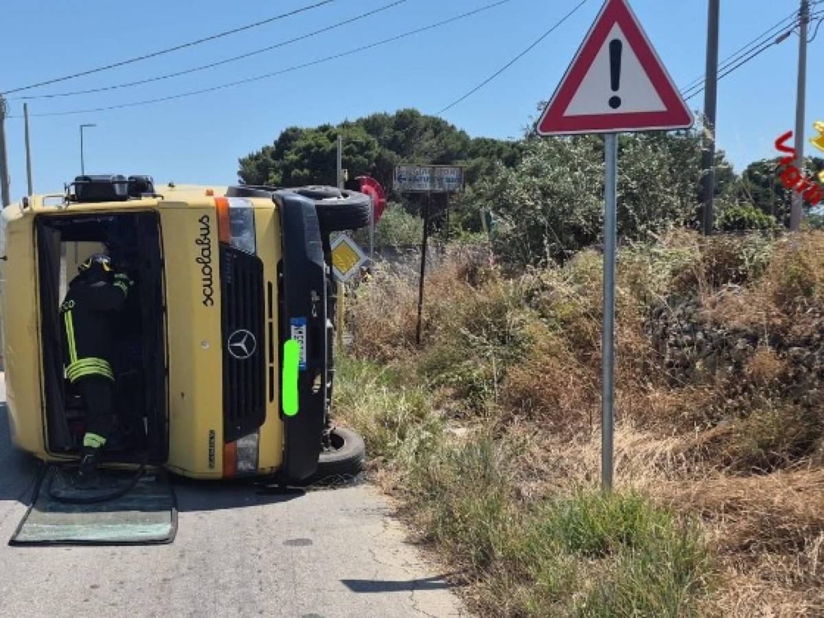 Scuolabus si ribalta: 18 feriti, due bambini in gravi condizioni