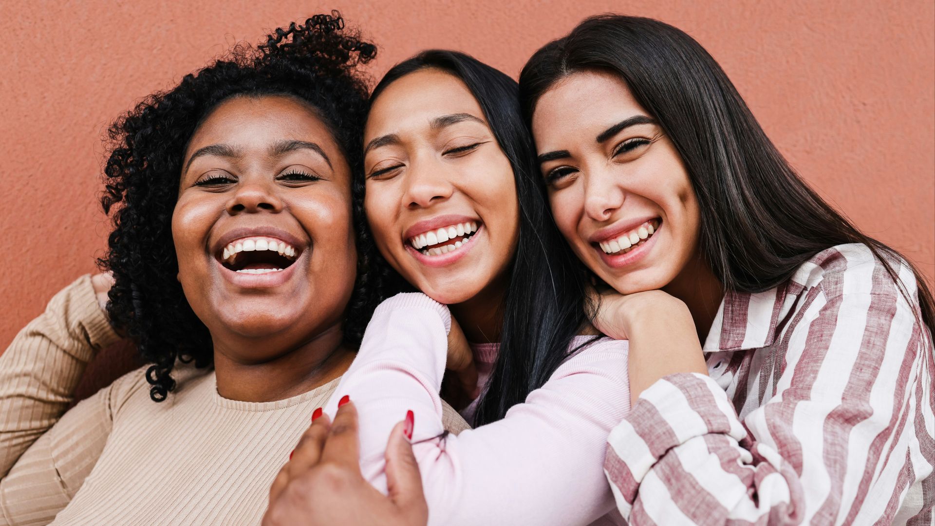 20 signs you're the pretty one in your friend group