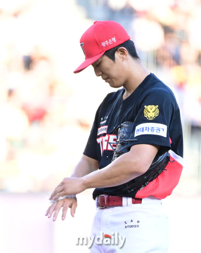 [MD포토] 이의리 고개 숙인 KIA 선발투수