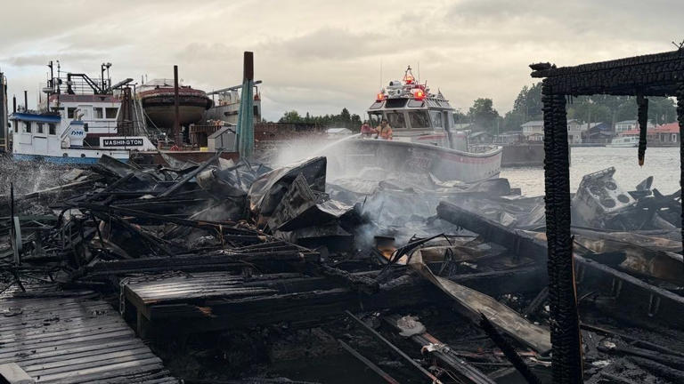 8 floating homes damaged or destroyed in early-morning fire in North ...