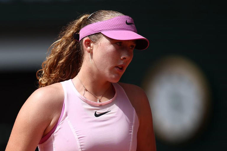 Tennis-teenager Andreeva downs Bouzkova for French Open fourth round spot