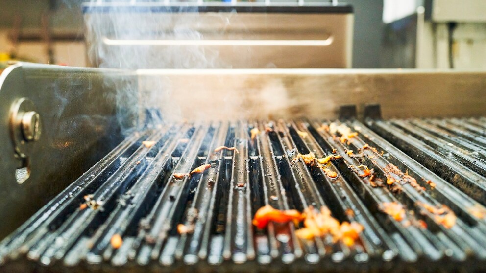 How to quickly clean your grill grate