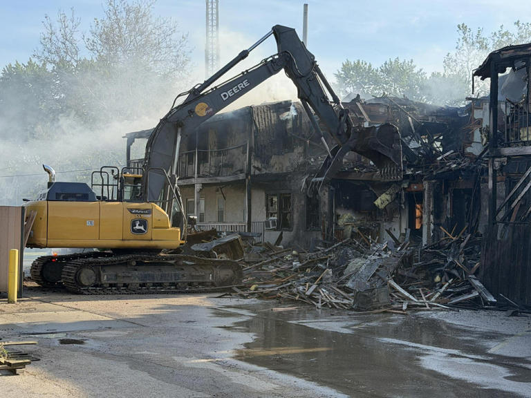 4 pets dead, 3 people hurt in apartment fire on 9th Street in Rockford