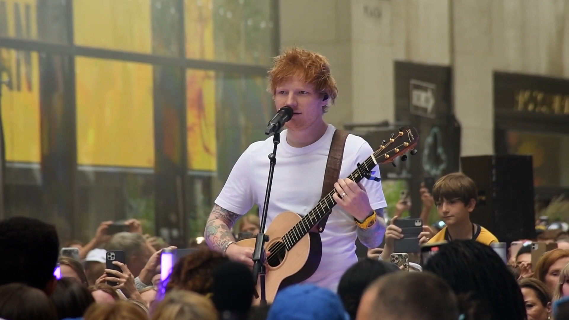 Großbritanniens Airplay-König kehrt zurück: Ed Sheeran verlängert seine ...