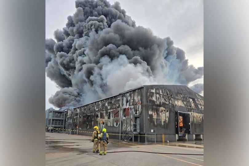 Huge fire destroys large Cheshire barn as thick plumes of smoke seen ...