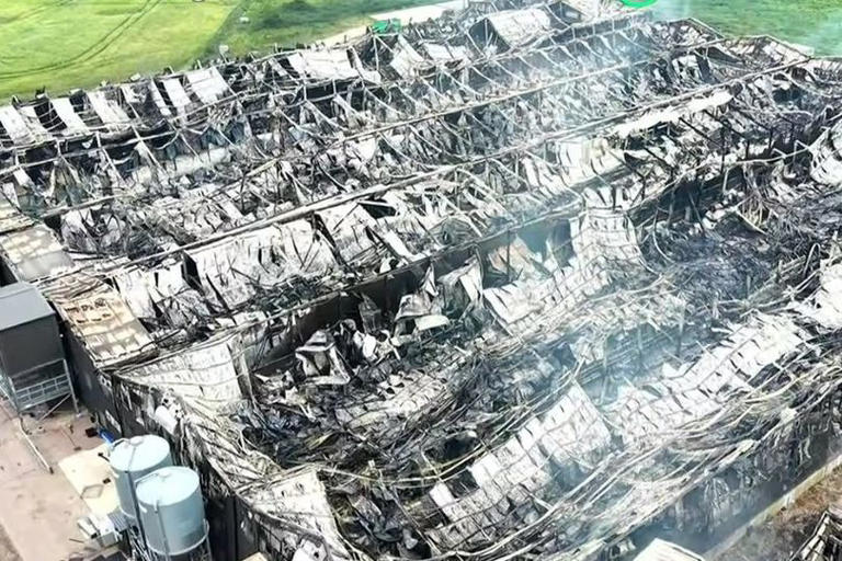 Huge fire destroys large Cheshire barn as thick plumes of smoke seen ...