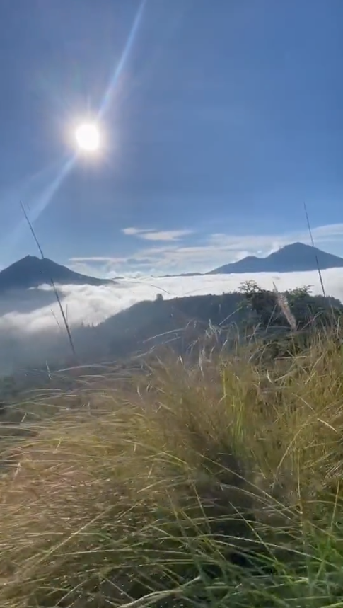 Sunrise di atas awan dengan pemandangan Bali