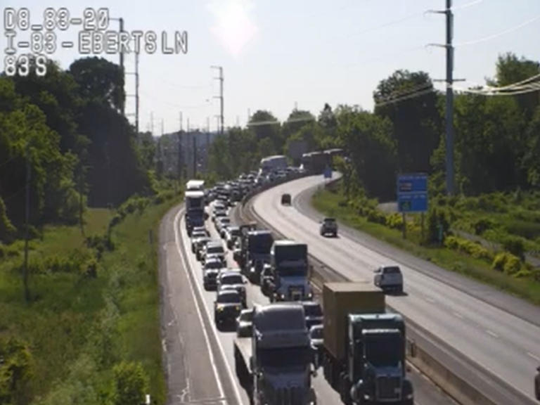 Traffic backed up in both directions of I-83 following crash