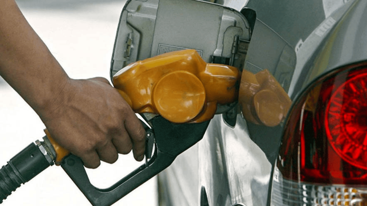 Gobierno define hoy precios de combustibles para junio