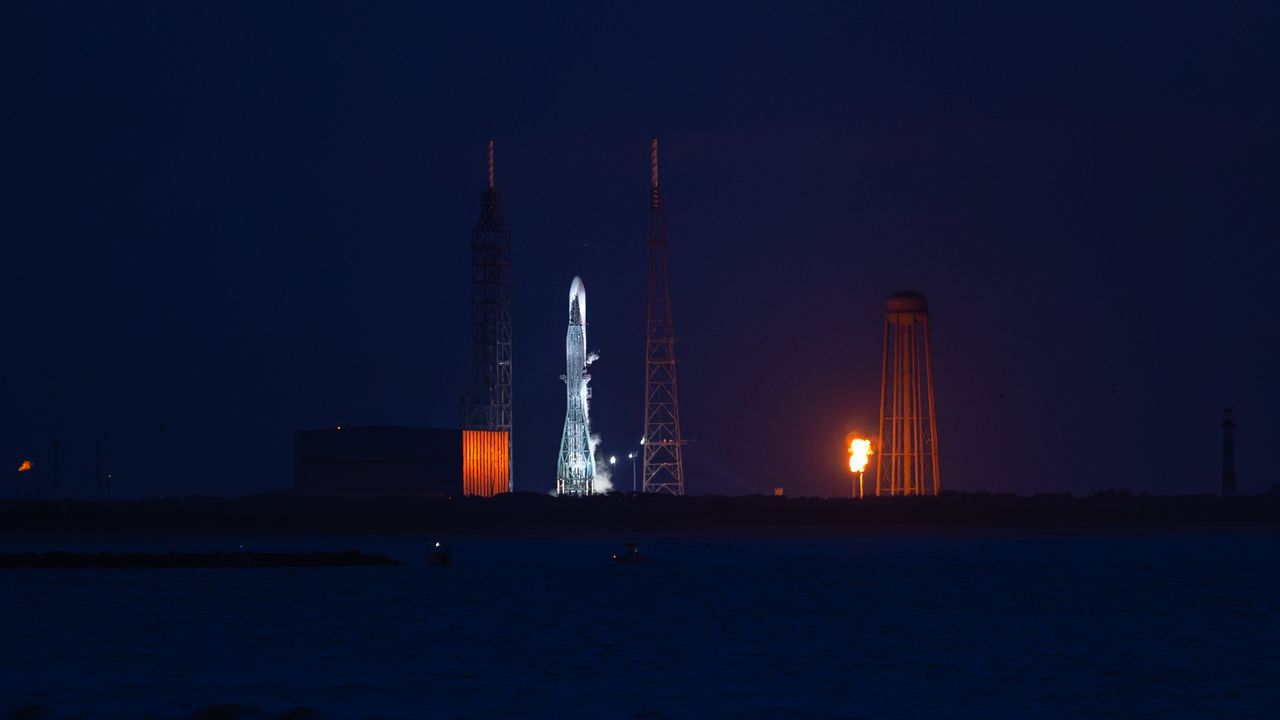 New Glenn rocket explodes in gigantic fireball, days after selection ...