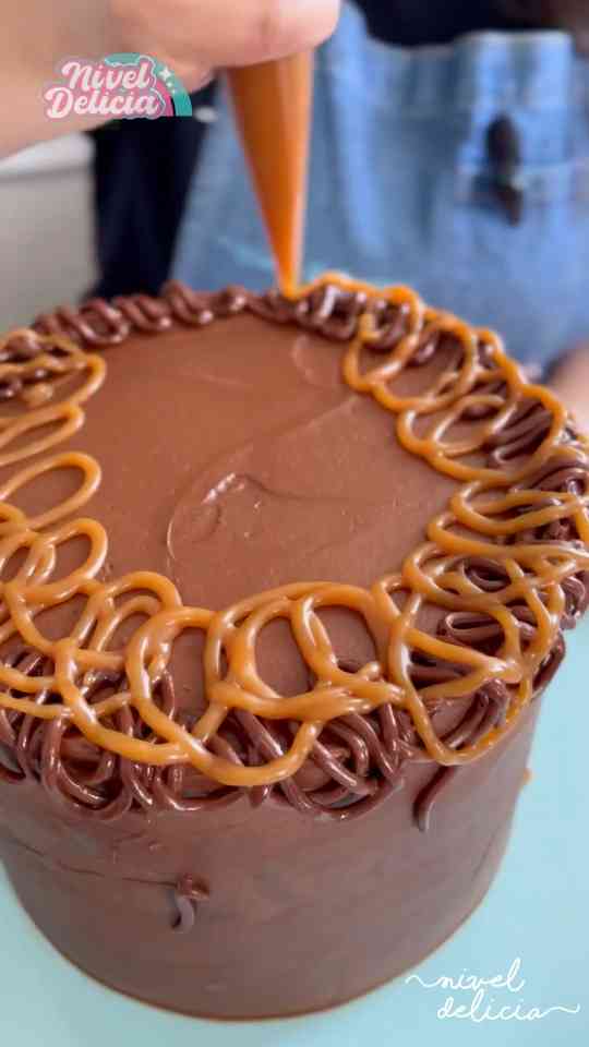 Pastel de Snickers con relleno de chocolate irresistible
