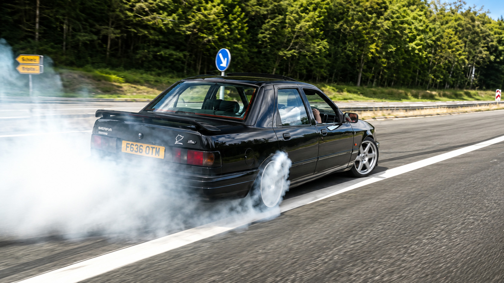Sierra Sapphire burnout turns a car meet exit into a show