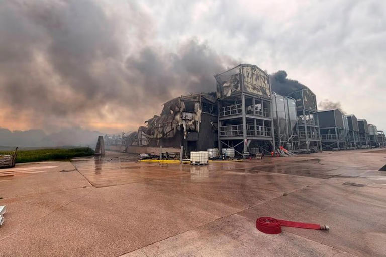 Huge fire destroys large Cheshire barn as thick plumes of smoke seen ...
