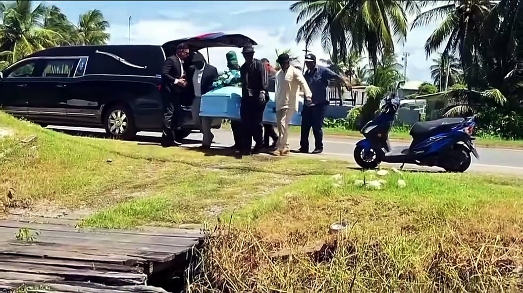 Caixão se rompe durante enterro e corpo cai no chão diante de ...