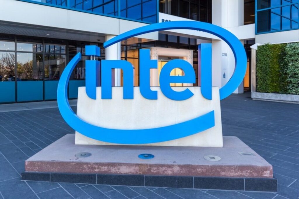 Intel takes on AMD with new chips for portable gaming devices