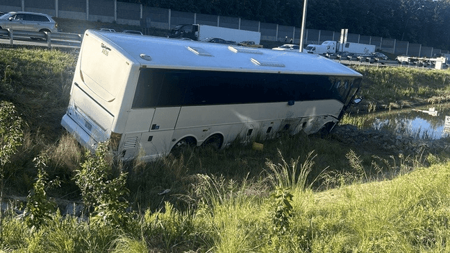 5 dead, including 2 kids, 44 hurt after bus hits multiple vehicles on I ...