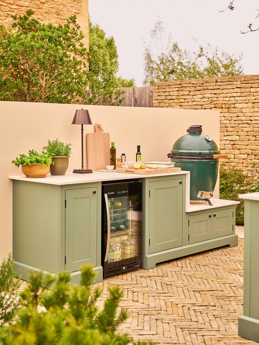 Turn up the heat this summer with these outdoor kitchens