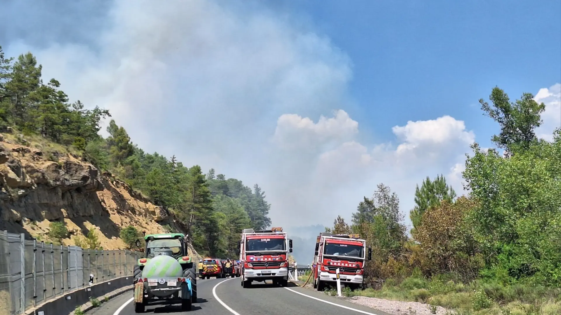 Controlado el incendio de Arén que ha cortado la N-230 y ha obligado a ...
