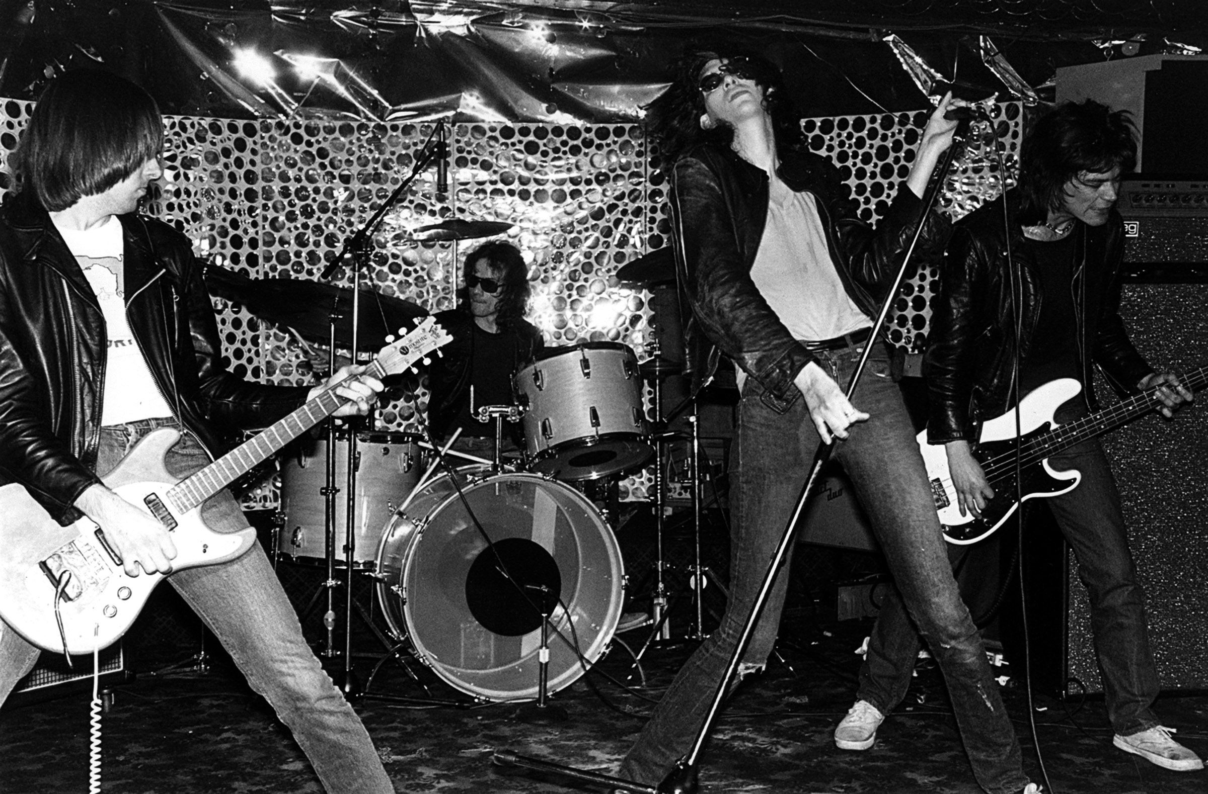 Who is still alive from the Ramones?