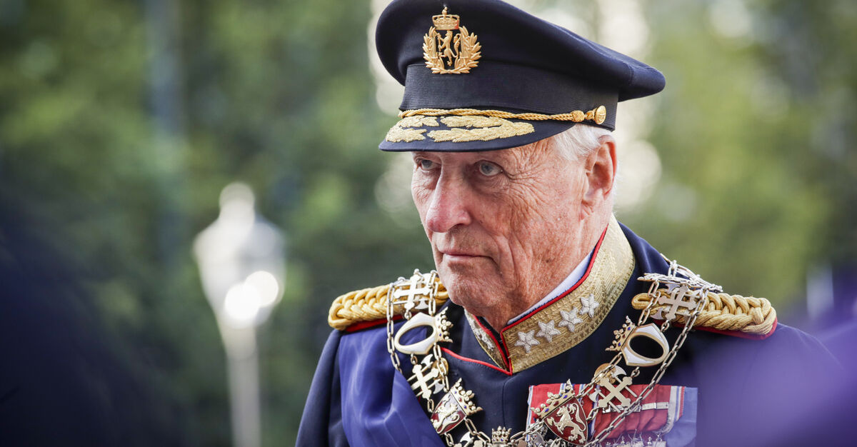 For første gang: Kong Harald bryder tavsheden om Mette-Marit og Epstein