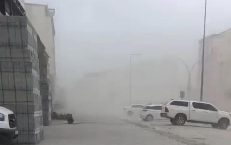 Yüksekova’da şiddetli rüzgar