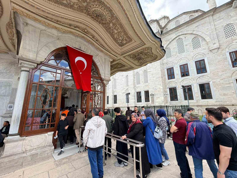 Fâtih Sultan Mehmed Han Türbesi’nde yoğunluk oluştu