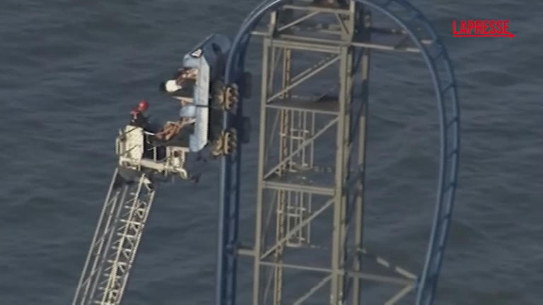 Texas, 8 persone bloccate sulle montagne russe a 30 metri d'altezza: il ...