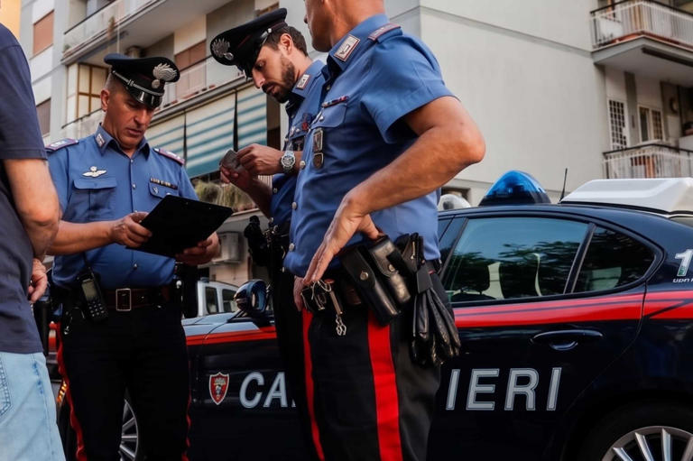 Spara colpi di piombini contro serrande di un appartamento, denunciato