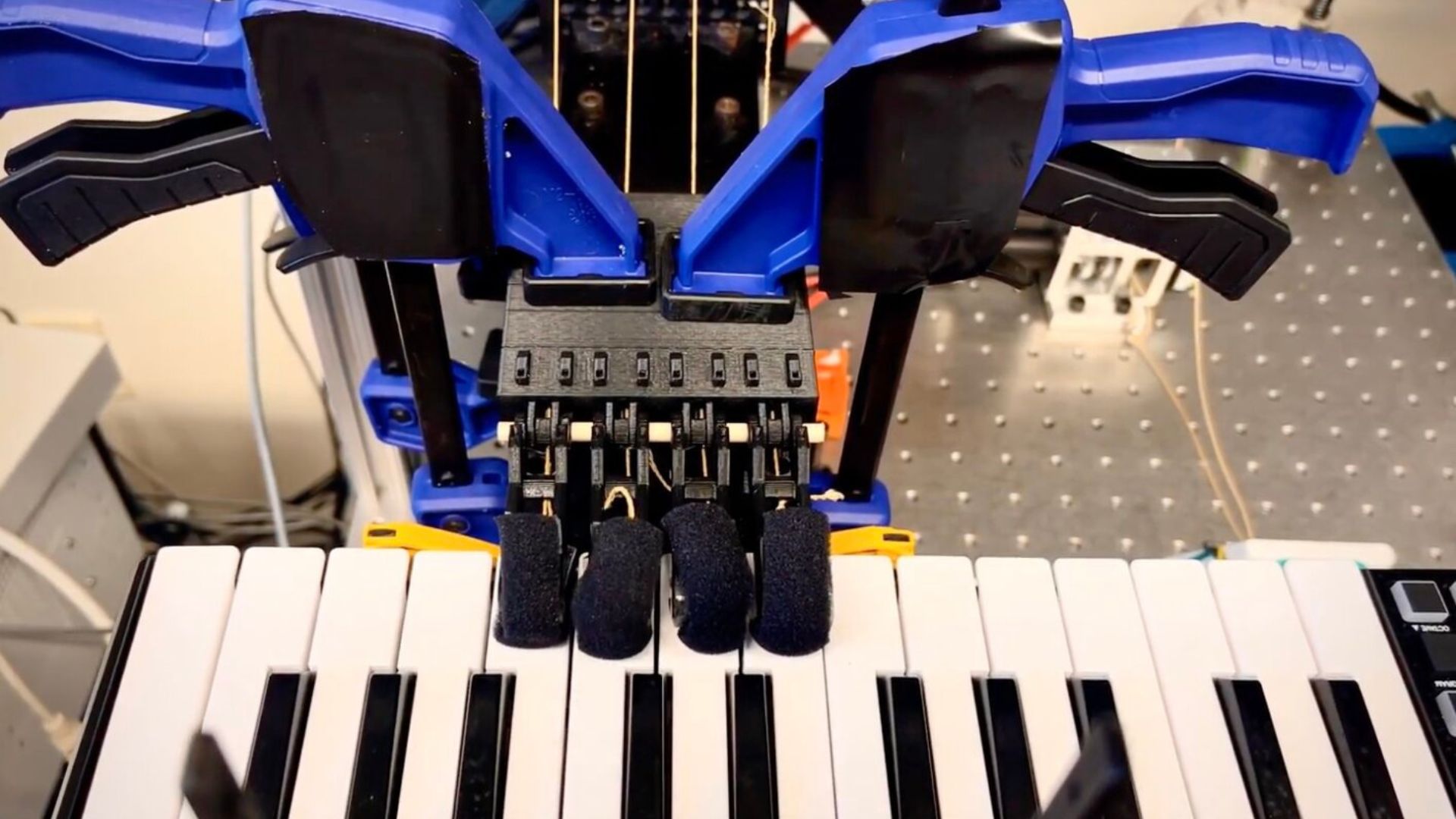 New piano-playing robotic hand learns notes after just two minutes of ...