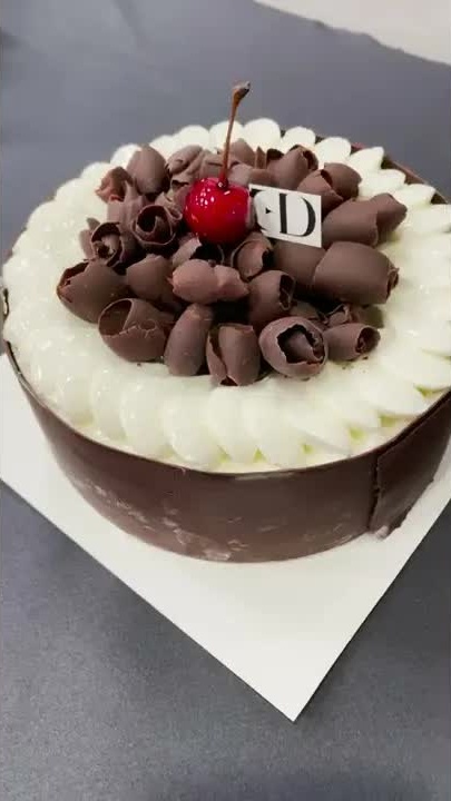 French pastry school day 36: decorating cakes and a buffet!