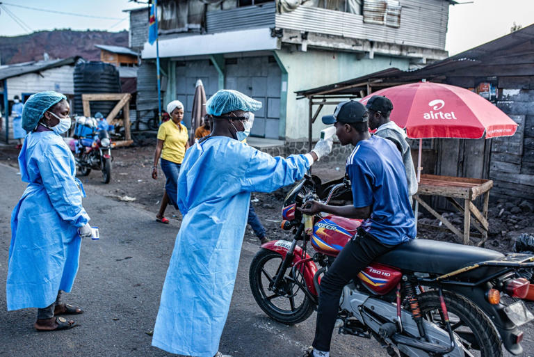 Ebola border closures block aid needed to stop virus spread
