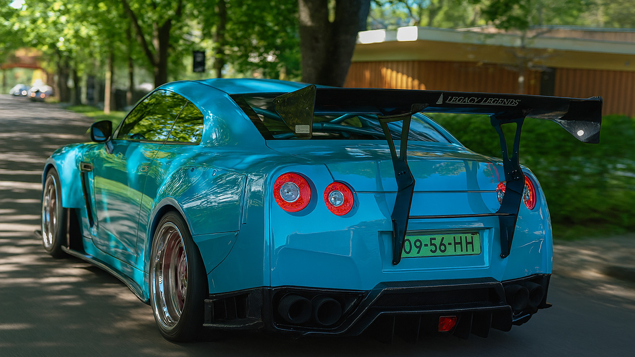 100 Nissan GTR R35s arrive with brutal accelerations and loud exhausts