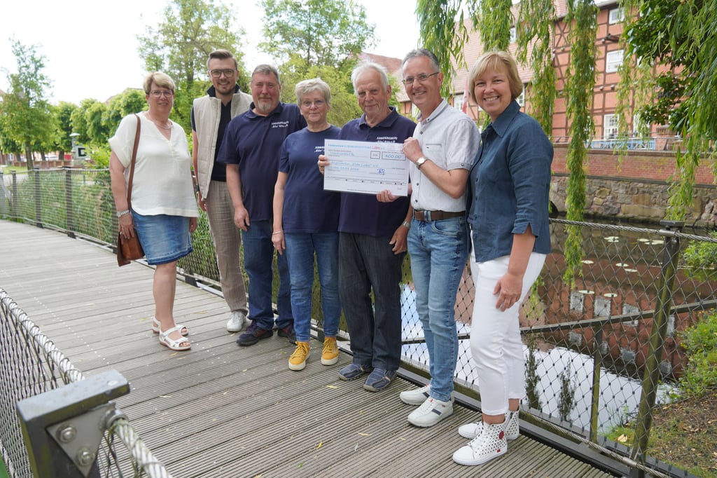 Lübzer Angler freuen sich über Spendengeld