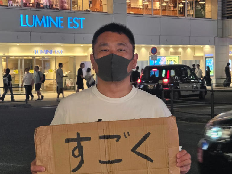 Japan's 'Praise Uncle' earns 300,000 yen monthly