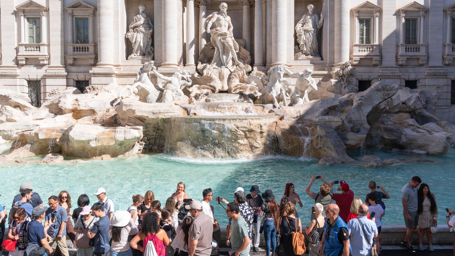 Rom: Touristin badet im Trevibrunnen. Das gibt Ärger