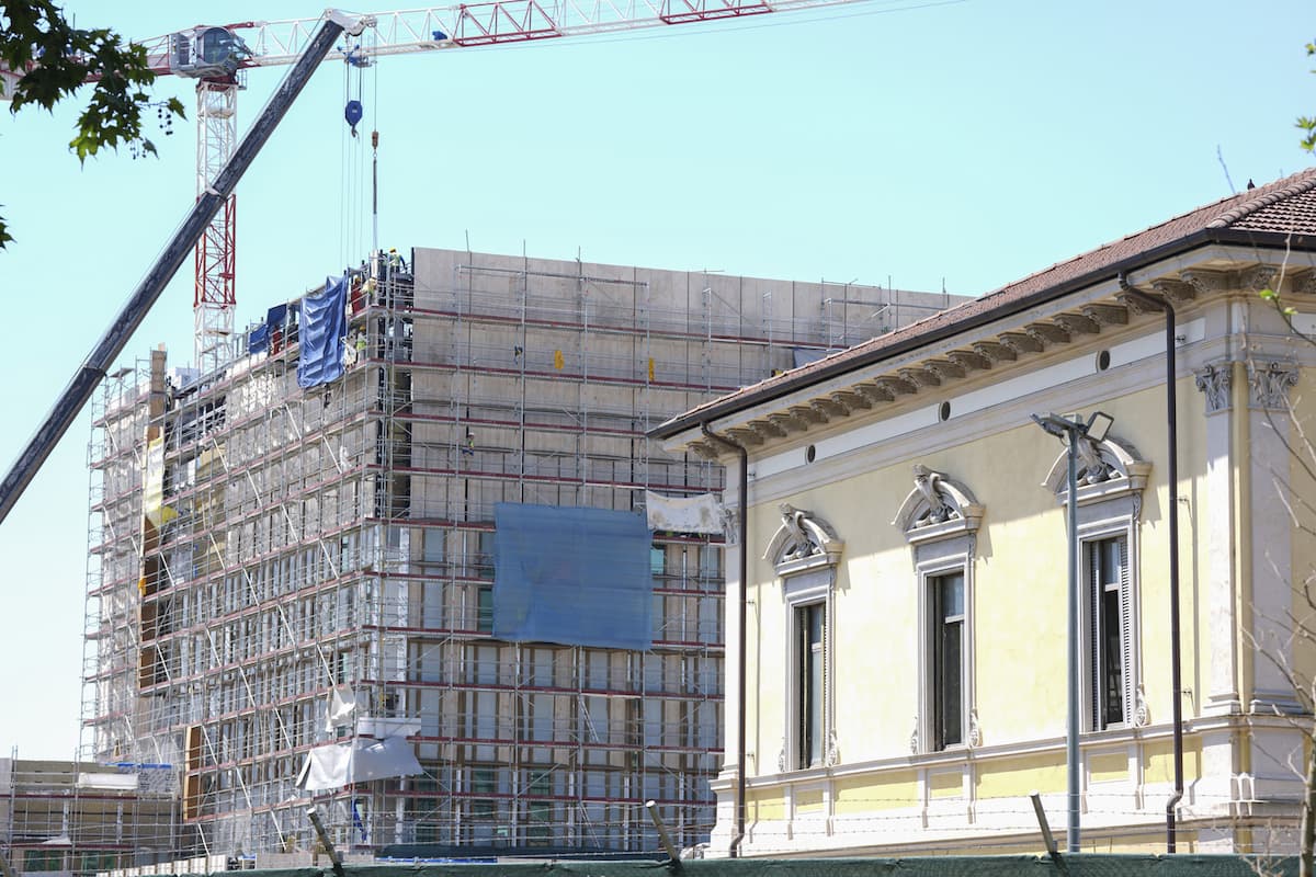 Schiavi indiani nel cantiere del Consolato USA di Milano: controllo ...