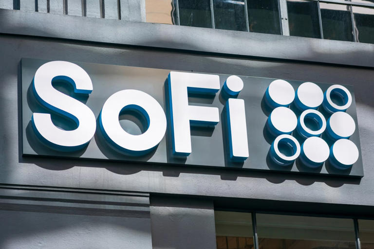 SoFi stock caps off a huge week. Momentum is back.