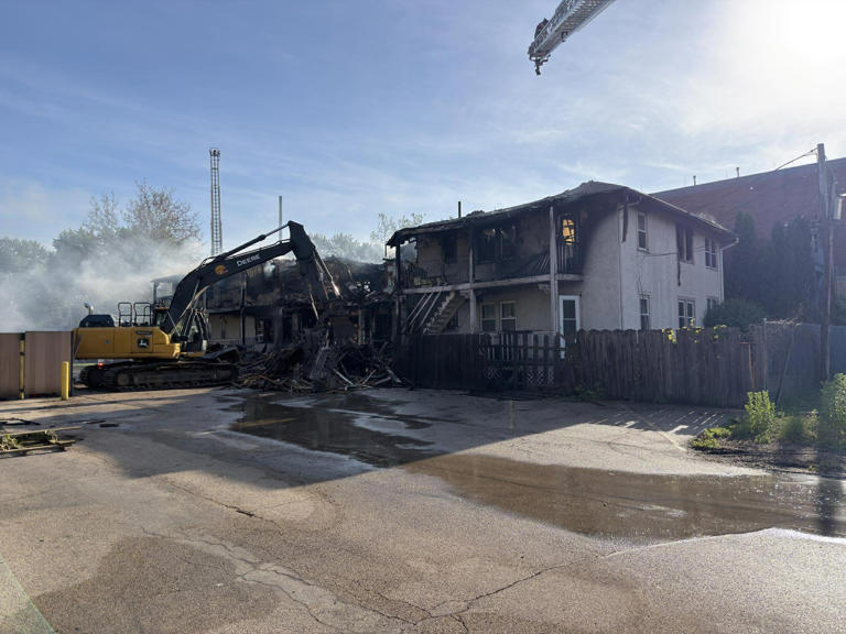 4 pets dead, 3 people hurt in apartment fire on 9th Street in Rockford