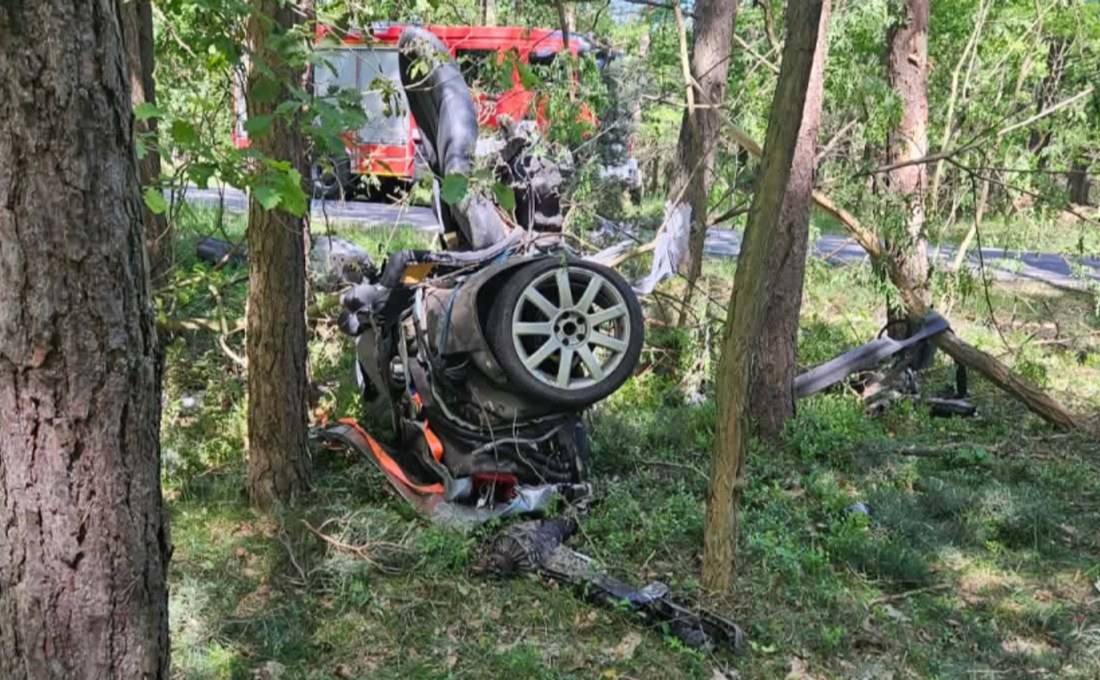 Tragiczny wypadek pod Kaliszem. Nie żyje 19-latek, całkowicie zniszczony
