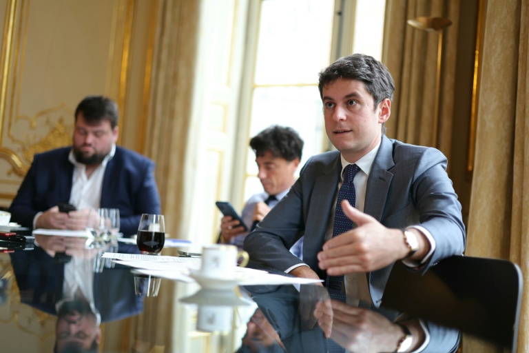 La candidature Attal : petite startup, gros moyens, combien de troupes