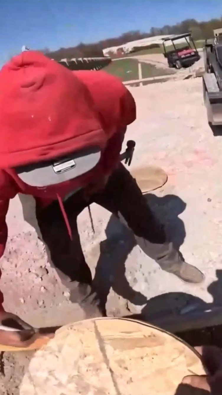 Fitting steel discs around pipes