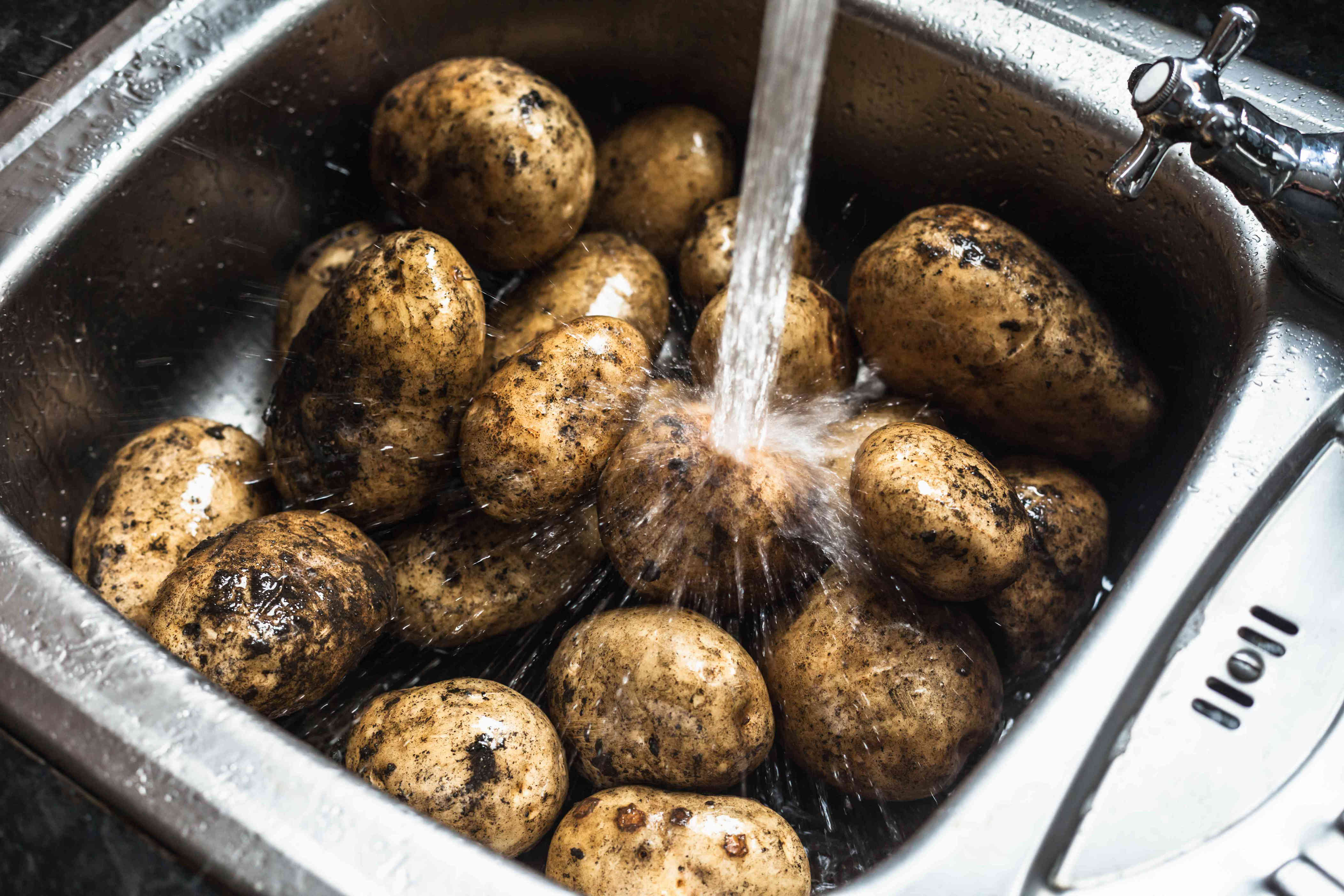 Most people don’t wash potatoes properly—here’s how to do it