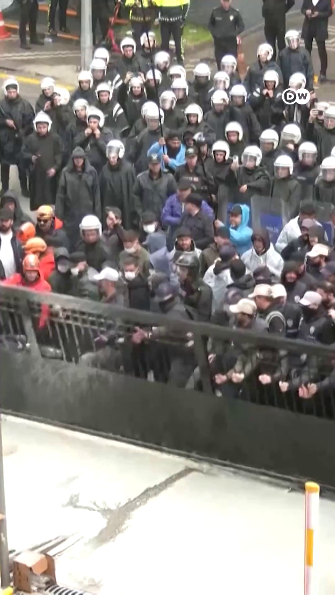 Turkish riot police storm opposition headquarters