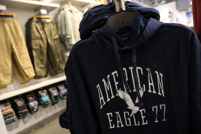 Gap, American Eagle fall as brand troubles weaken annual forecasts