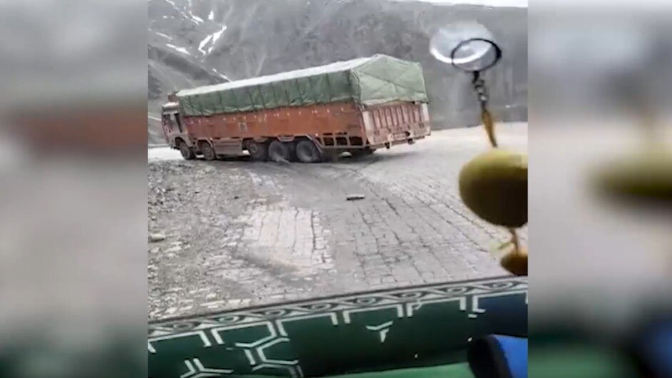 Video: Truck skids off road at Ladakah's Zojila Pass, dramatic accident ...
