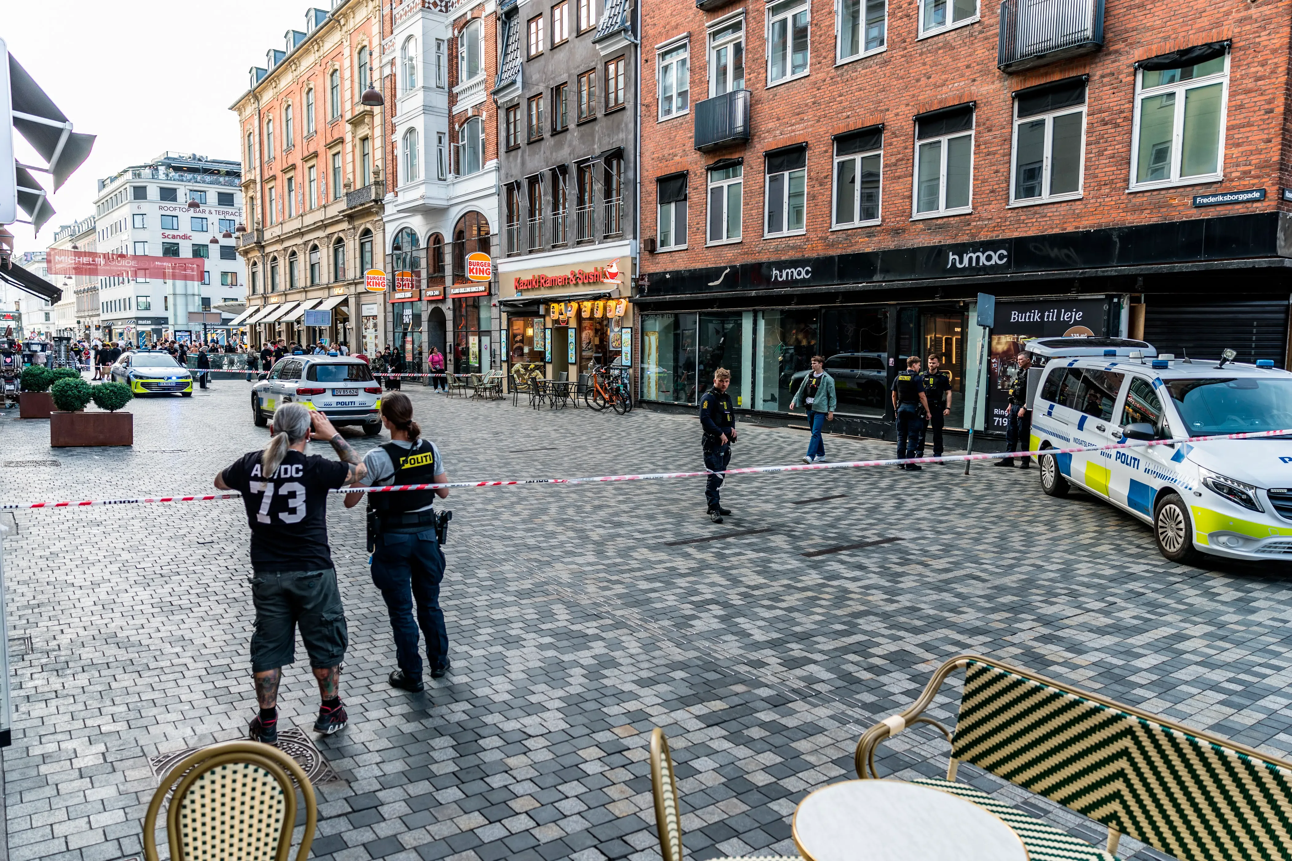Central gade afspærret efter knivstikkeri
