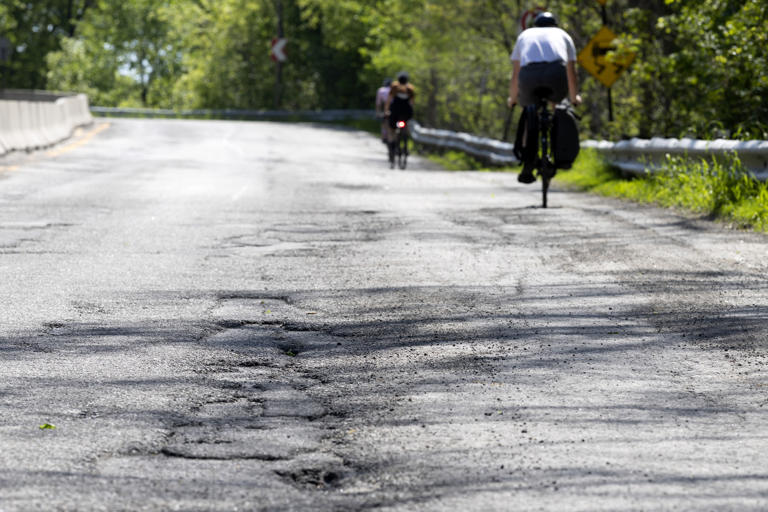 Montreal in a time crunch to repave Camillien-Houde Way
