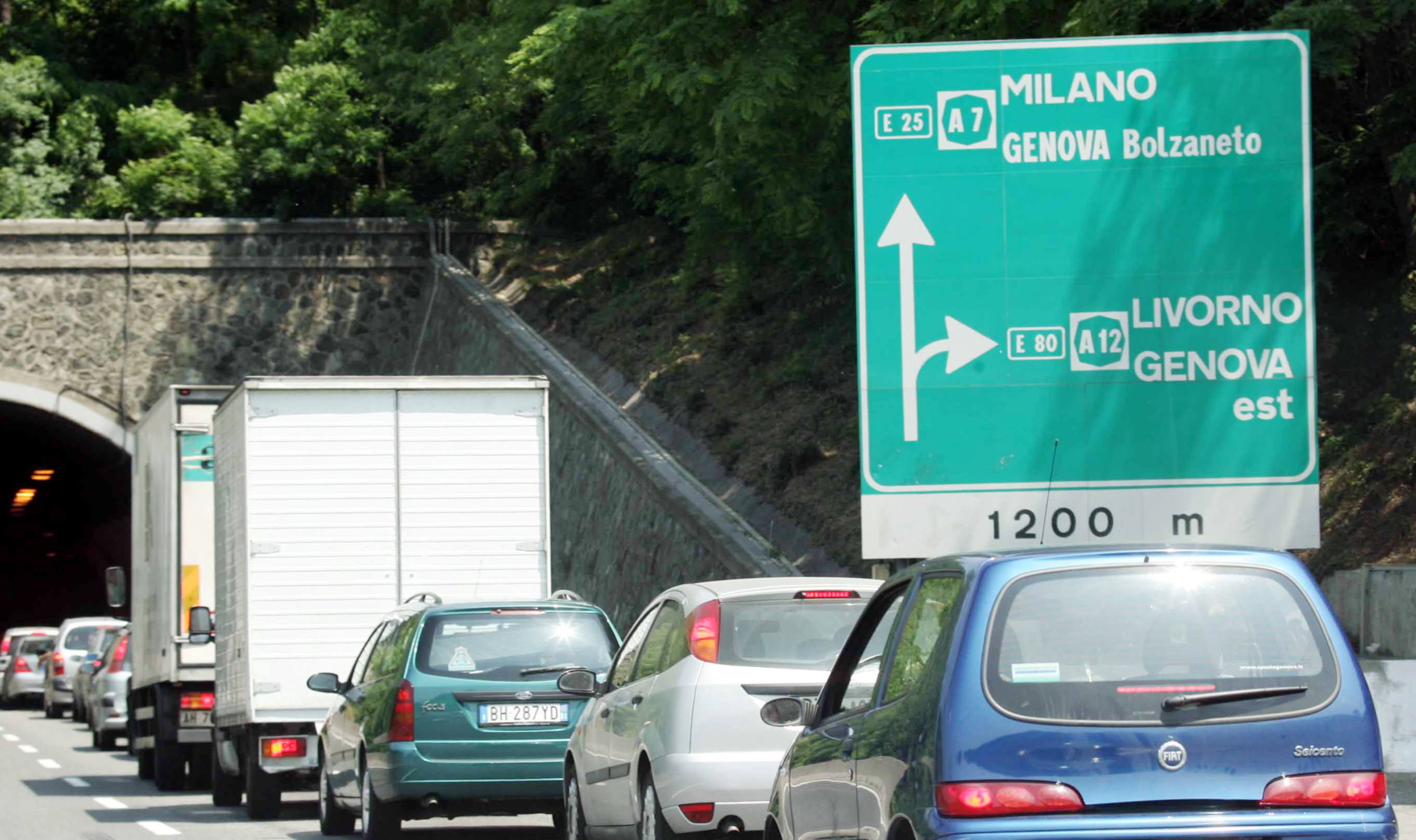 Autostrade, code su tutto il nodo genovese per traffico intenso e incidenti