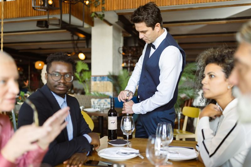 18 warning signs men notice on a first date